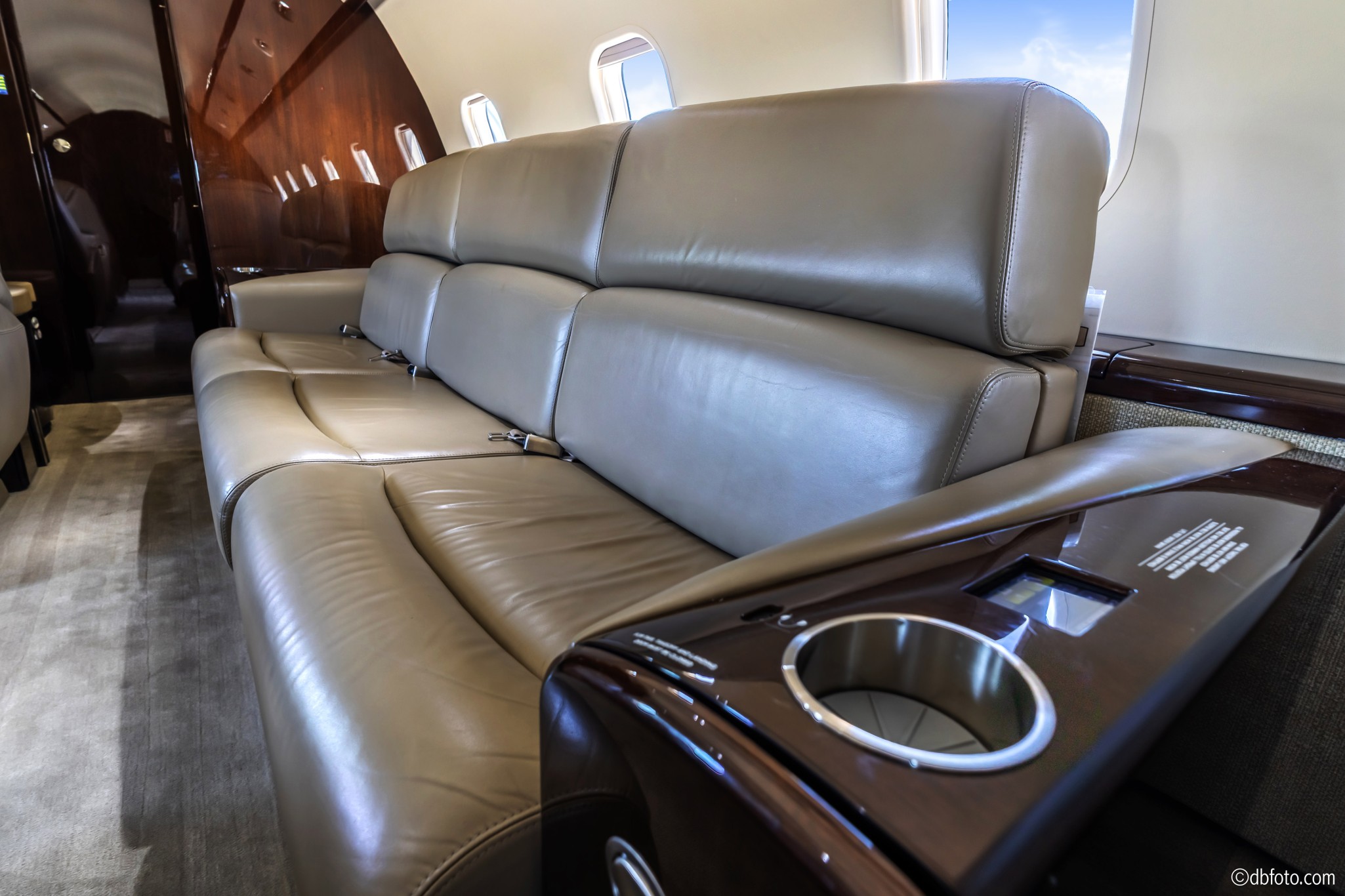 2013 Challenger 300 - jetAVIVA - Life Is Short, Fly a Jet.