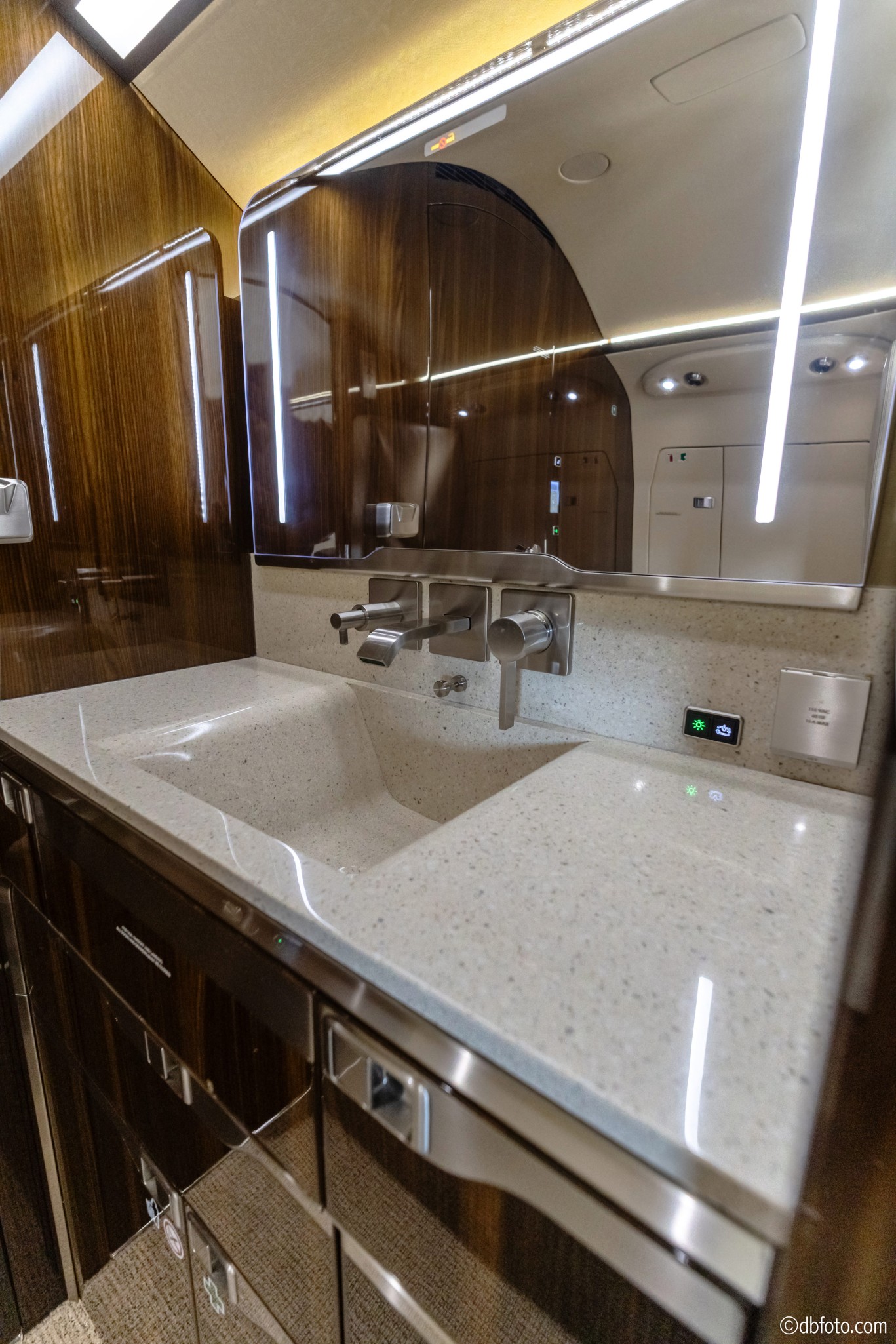 2015 Challenger 350 SN 20579 - jetAVIVA - Life Is Short, Fly a Jet.